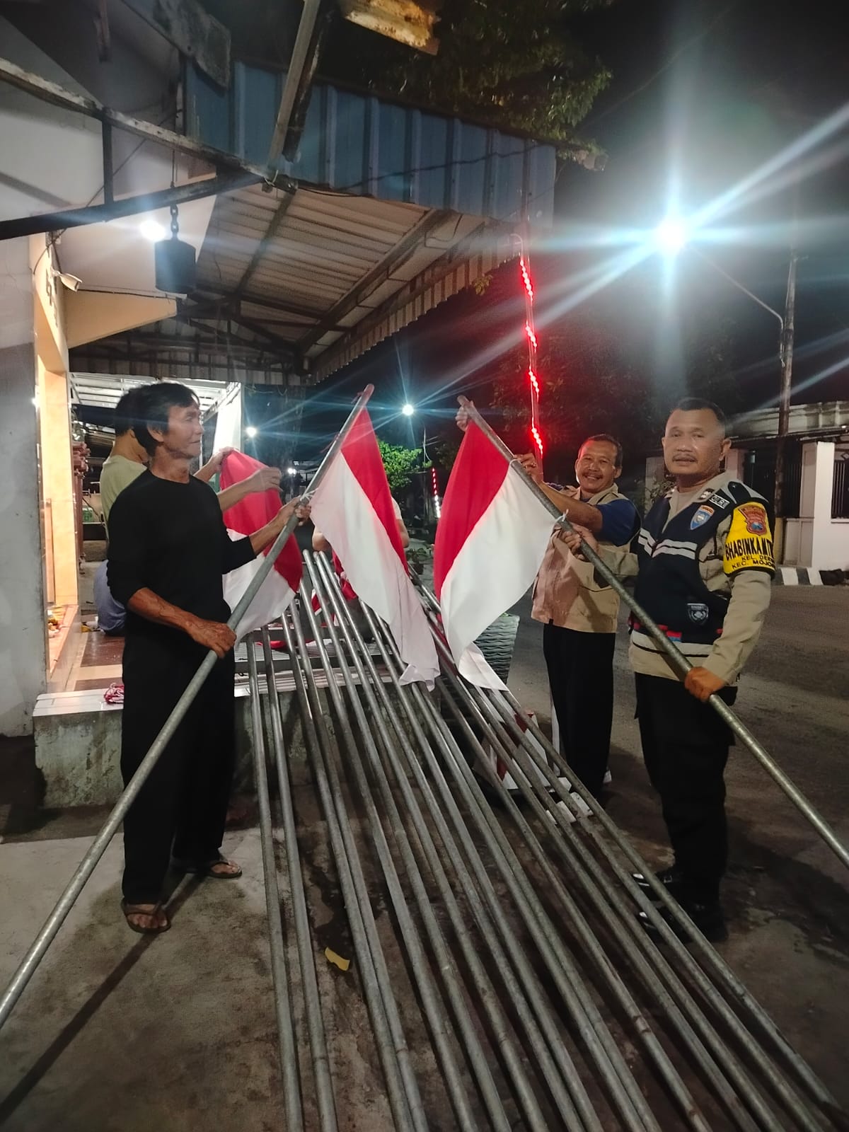 Hari Kemerdekaan RI Ke-80, Bhabinkamtibmas Polsek Mojoroto Ajak Warga ...